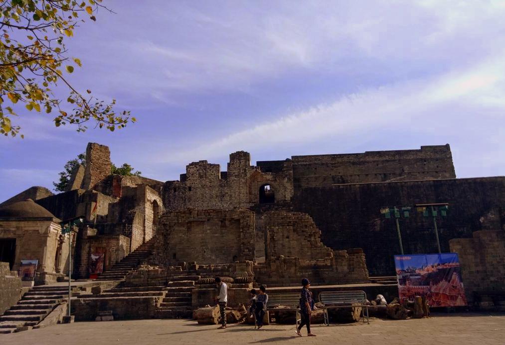 Travel guide to the largest fort in Himalayas : Kangra Fort in Himachal ...